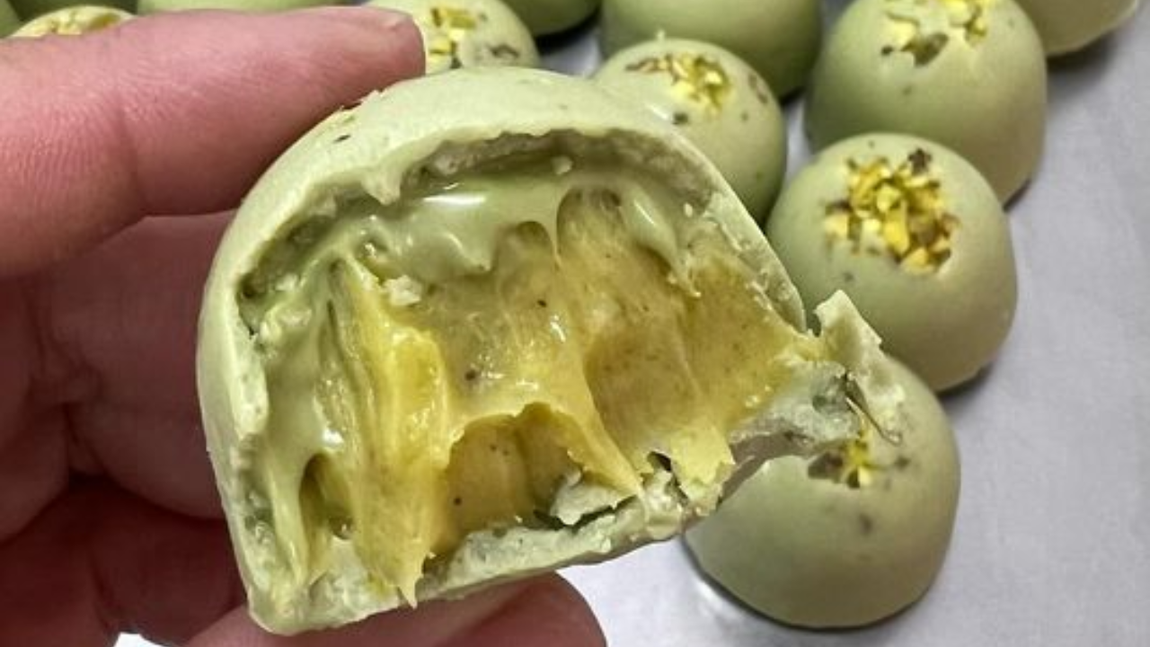 Bombonzinho de Chocolate Verde com Recheio Cremoso: doce sofisticado e ...